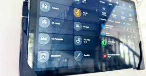 La tablette Blackview Tab90 pour piloter Home Assistant : une installation murale idéale